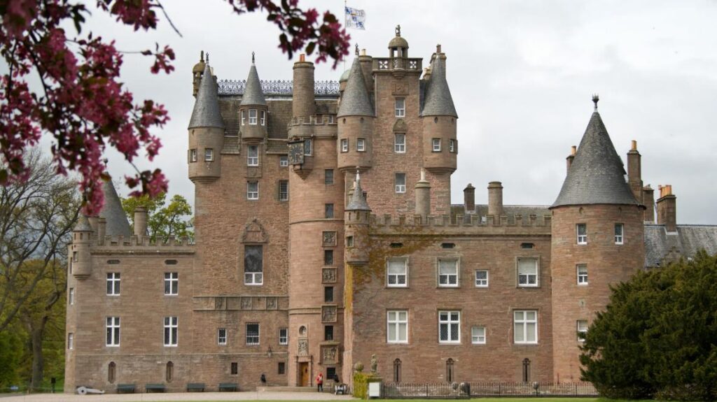 Kraliçe Elizabeth'in kuzeni Lord Glamis, suçlular listesine alındı ...