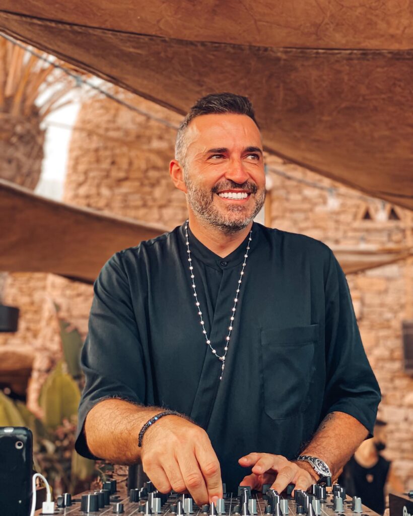 Dünyaca ünlü DJ Valeron ile Scorpios Mykonos eğlencesi 25 Ağustos’ta ...