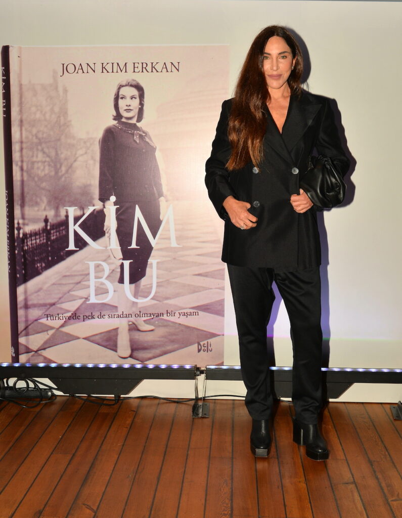 60 yıldır Türkiye’de bir İngiliz, Joan Kim Erkan’ın “Kim Bu” kitabının ...