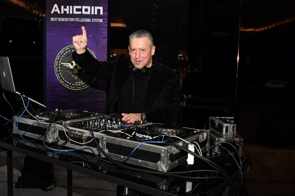 Moda tasarımcısı Mehmet Köymen’den Ahi Coin’e Özel Koleksiyon - Magazin ...