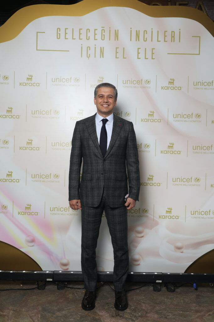 Ünlü isimler Karaca ile birlikte UNICEF için fincan tasarladı ...