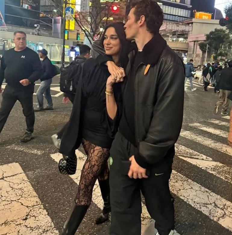 Dua Lipa ve Callum Turner Nişanlandı - Magazin Life
