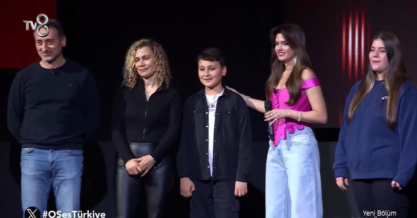 O Ses Türkiye'de sesiyle büyüledi! Mert Özer hayat kıssasıyla heyet üyelerini duygulandırdı ...